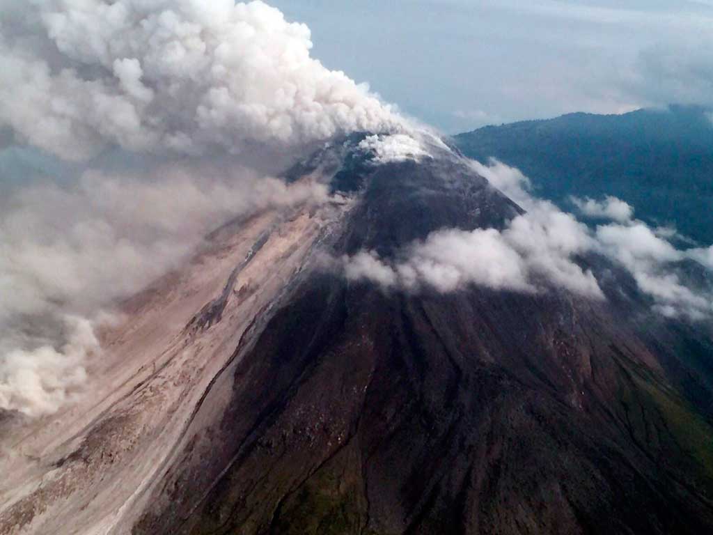 Volcán de Colima mantiene intensa actividad