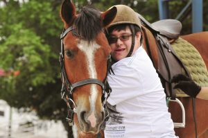 Caballos para apoyar a personas con síndrome de Down | Almomento.Mx